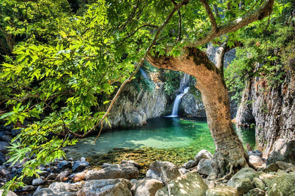 Cascada natural en Grecia | Ferryscanner