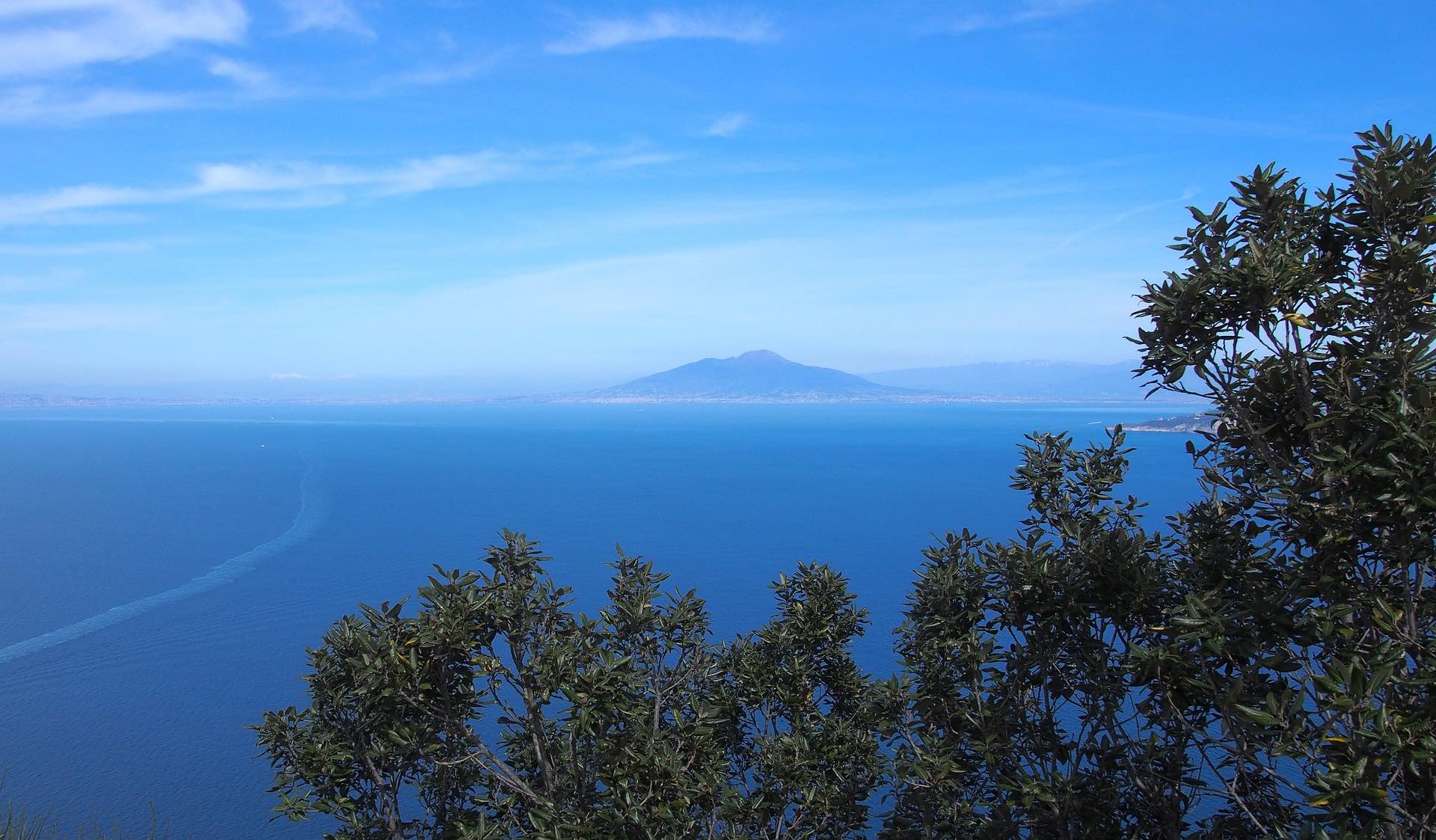 Viaggio in traghetto tra le isole del Golfo di Napoli | Ferryscanner
