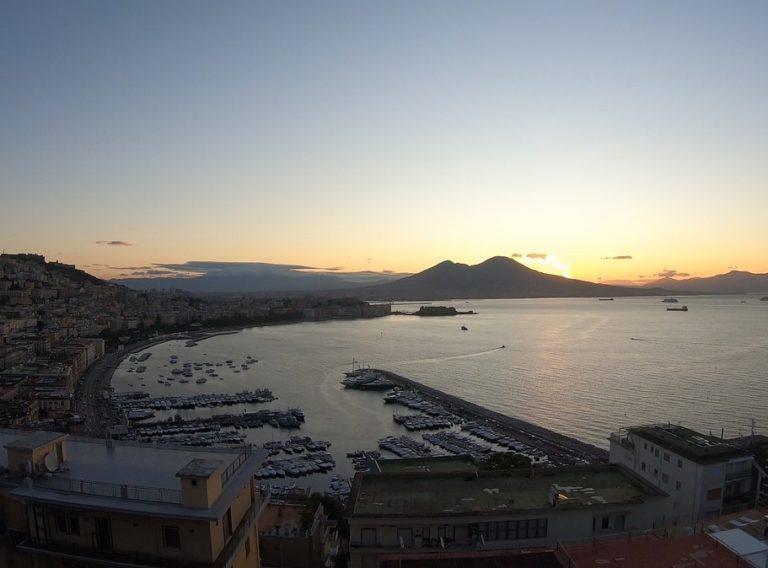 Viaggio in traghetto tra le isole del Golfo di Napoli | Ferryscanner